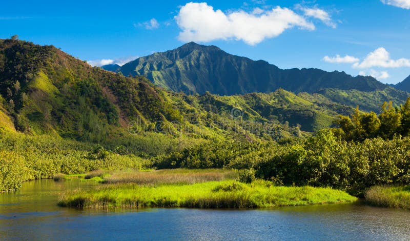 Kauai-Berge stockbild. Bild von berg, insel, gras, himmel - 33051561