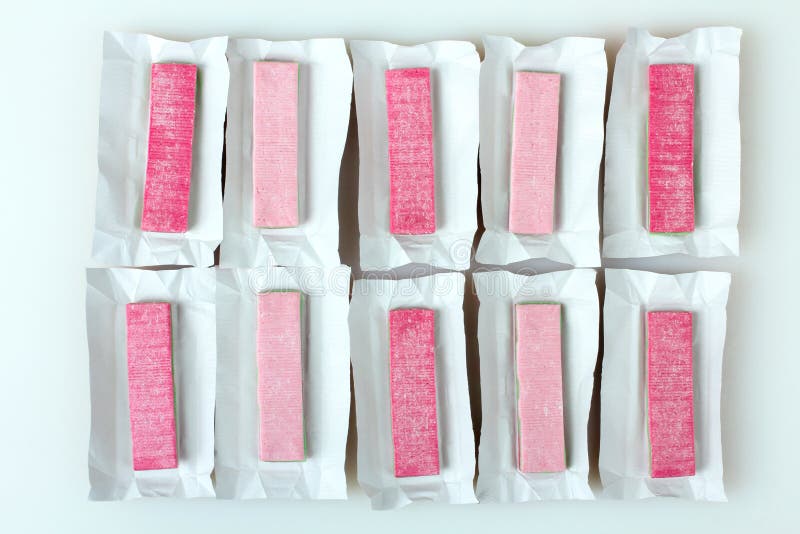 Kaugummi in Der Verpackung Lokalisiert Auf Weiß Stockfoto - Bild von ...