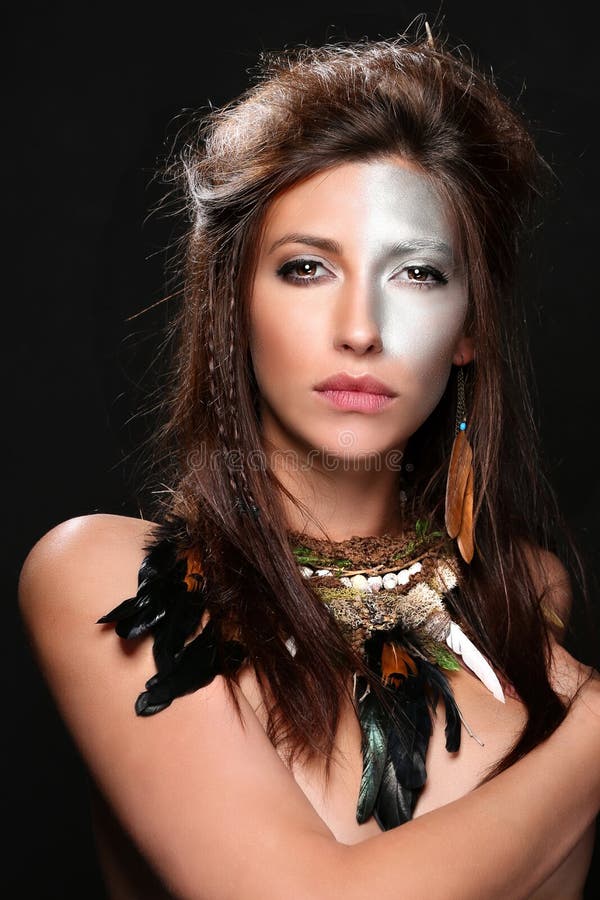 Kaukasische Frau Mit Stammes- Mode Stockbild - Bild von blick, nadel ...