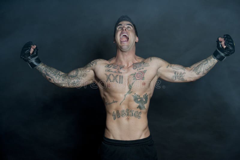 Kaukasischer Bodybuilder Screaming at Camera Stockfoto - Bild von ...