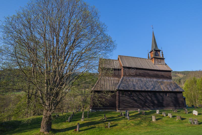 Kaupanger Stave Church in Kaupanger Stockfoto - Bild von blau ...
