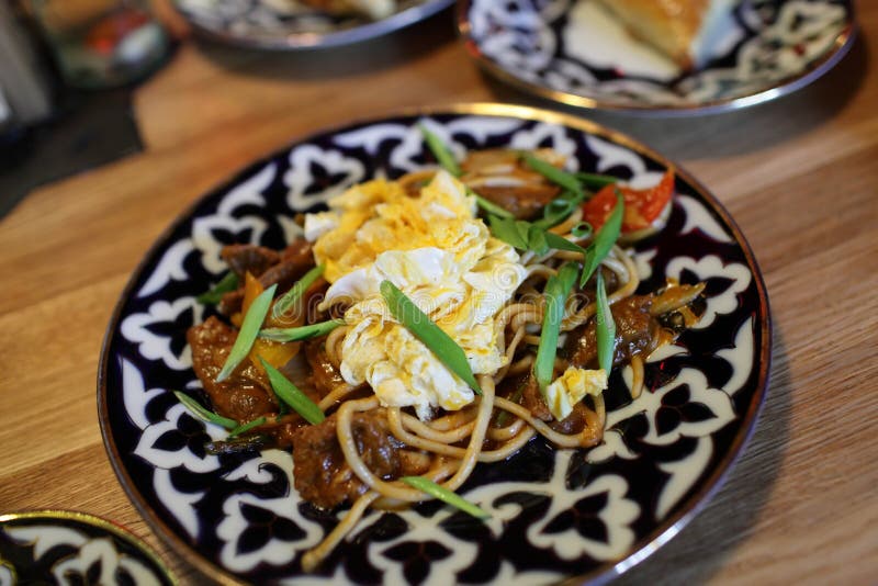 Kaurma laghman met omelet stock afbeelding. Image of cursus - 36948941