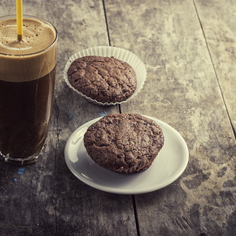 Kawa z ciastkami na stole obraz stock. Obraz złożonej z piekarnia ...