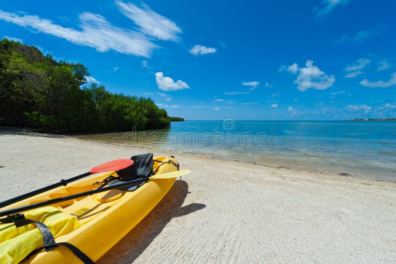 15,813 Photos de Bateau De Kayak Sur La Plage - Photos de stock ...