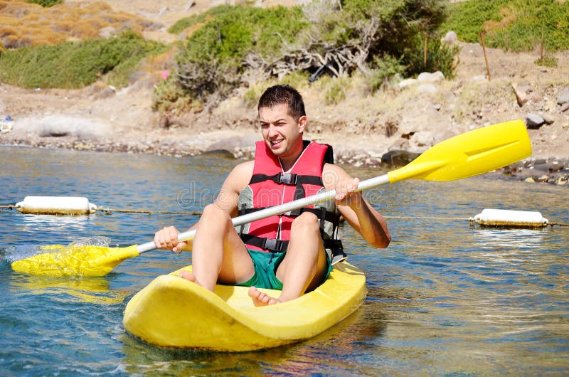 Kayak del giovane nel mare fotografia stock. Immagine di plastica ... Kayak del giovane nel mare fotografia stock. Immagine di plastica ...