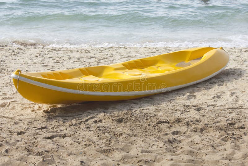 Kayak Jaune Simple Sur La Plage. Photo stock - Image du multiples ...