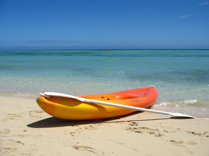 Kayak sur la plage vide image stock. Image du bateau, sable - 4716181