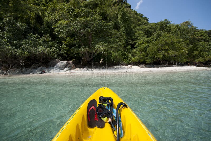 Kayak Sur Une Plage D'isolement D'île Image stock - Image du bleu ...