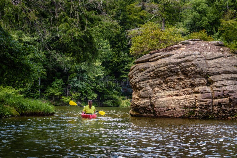 Kayaking sur Grayson Lake image stock. Image du beau - 123690951