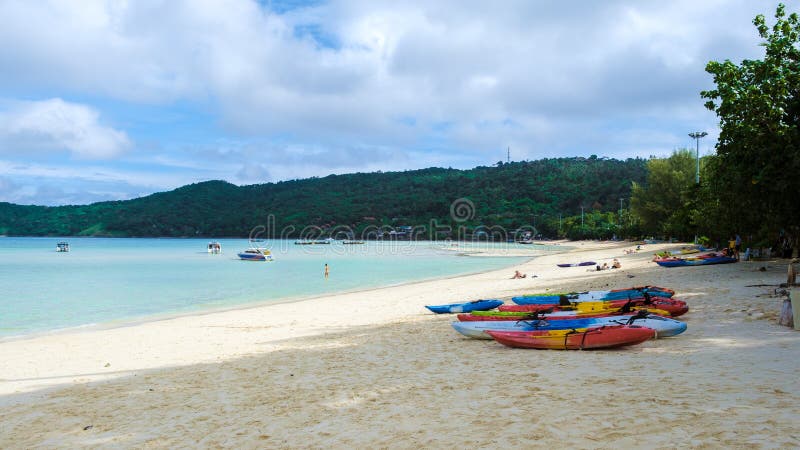 Kayaks Coloridos En La Playa De Koh Phi Phi Don Imagen de archivo ...