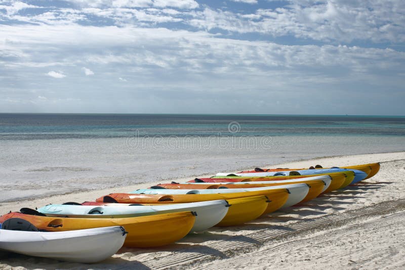 Kayaks sur la plage photo stock. Image du nuages, rayé - 4562722