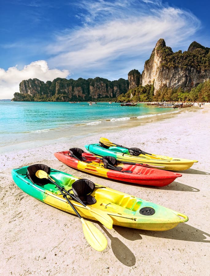 Kayaks Sur La Plage Tropicale, Concept Actif De Vacances Photo stock ...