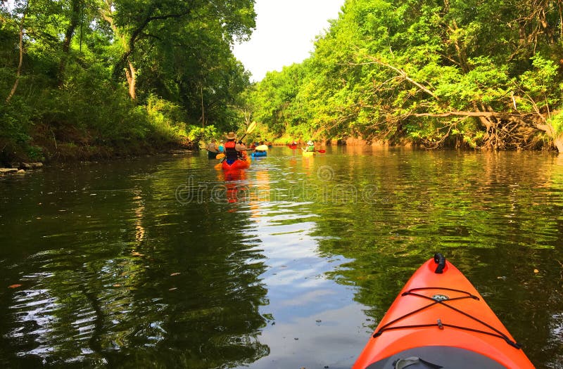Deux Kayaks Sur La Rivière éclairée Par Des Lumières Photo stock ...