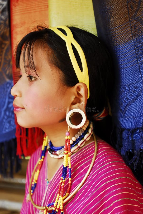 Kayan girl with loom editorial photography. Image of bamboo - 80157307