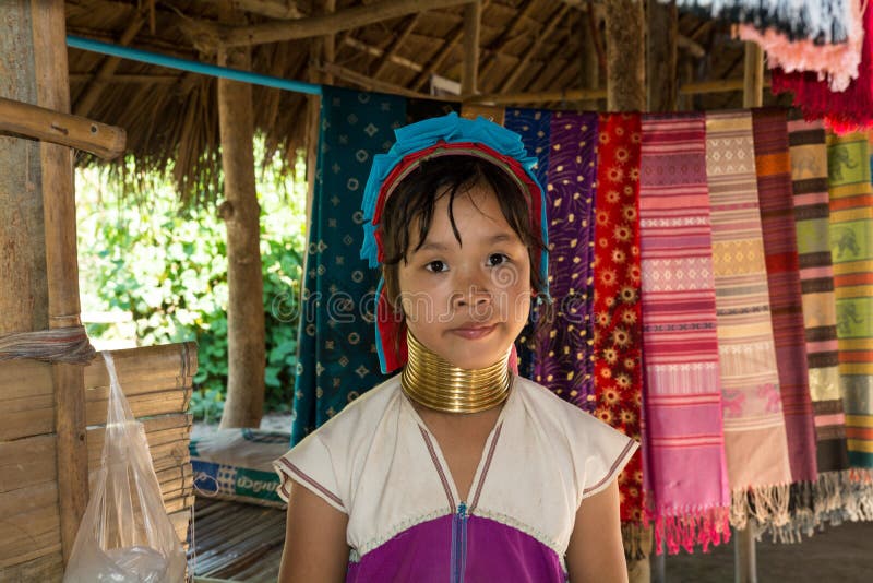 Kayan girl with loom editorial photography. Image of bamboo - 80157307