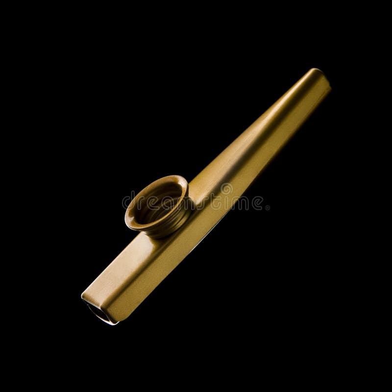 Fondo Blanco Del Instrumento Musical Kazoo Dorado Foto de archivo ...