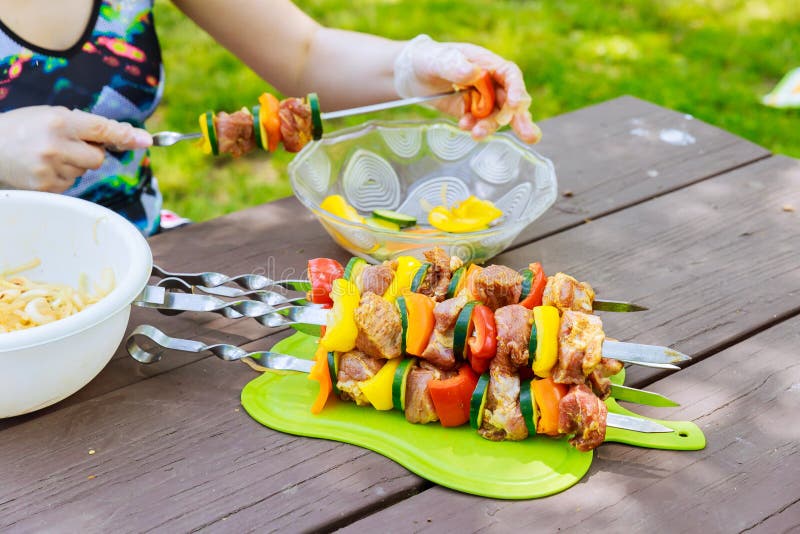 Kebab Che Cucina Sulla Natura Fotografia Stock - Immagine di hibachi ...