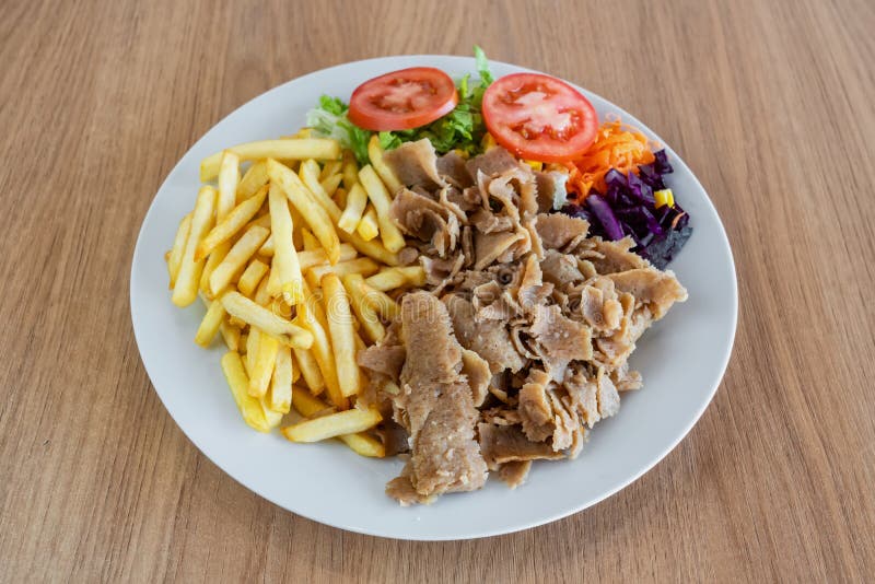 Kebab Em Um Prato Com Salada De Batata Frita E Vegetais. Foto de Stock ...