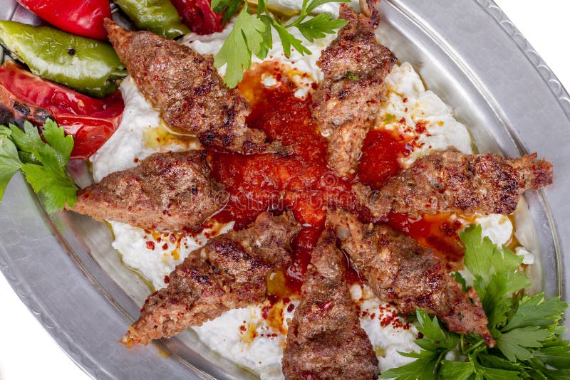 Kebab Turco Ed Arabo Dell'alimento Con Yogurt Fotografia Stock ...