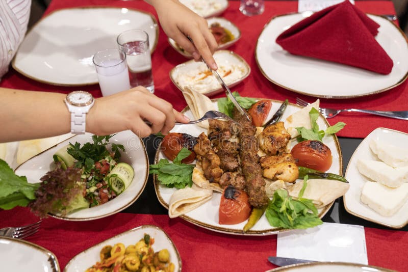 Kebab Y Raki De Comida Tradicional Turca Imagen de archivo - Imagen de ...
