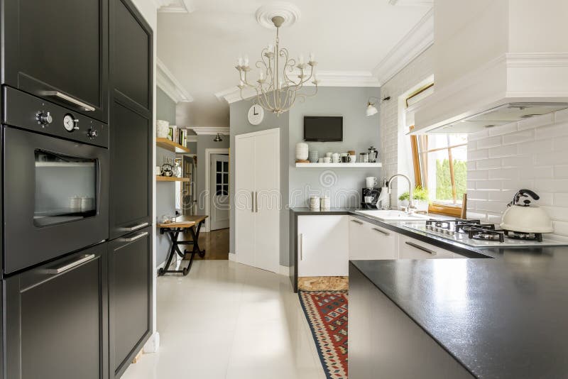 Keep Kochend in Der Neuen Art Stockfoto - Bild von funktionalität ...