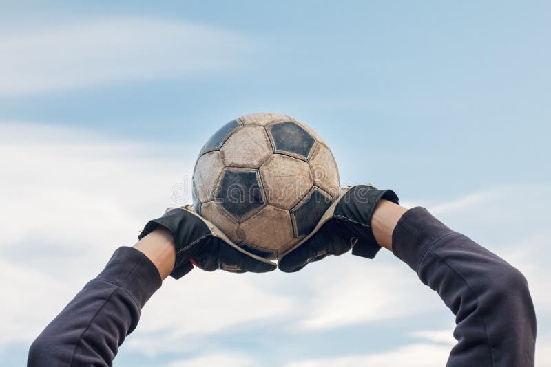 Keeper die de bal vangen stock foto. Image of handschoenen - 101825148