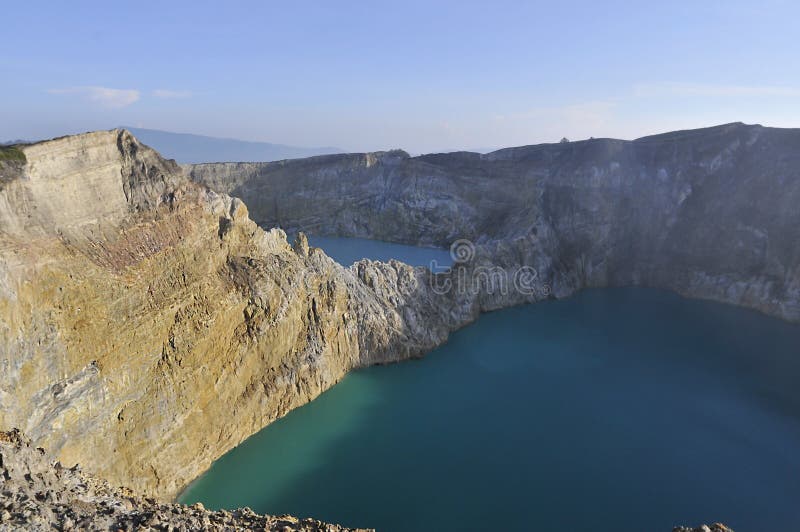 Kelimutu-Vulkan stockfoto. Bild von krater, blumen, indonesien - 41210878