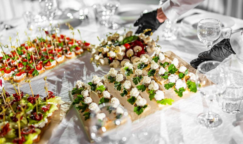 Kellner Mit Speisekarte. Restaurantservice Stockfoto - Bild von ...