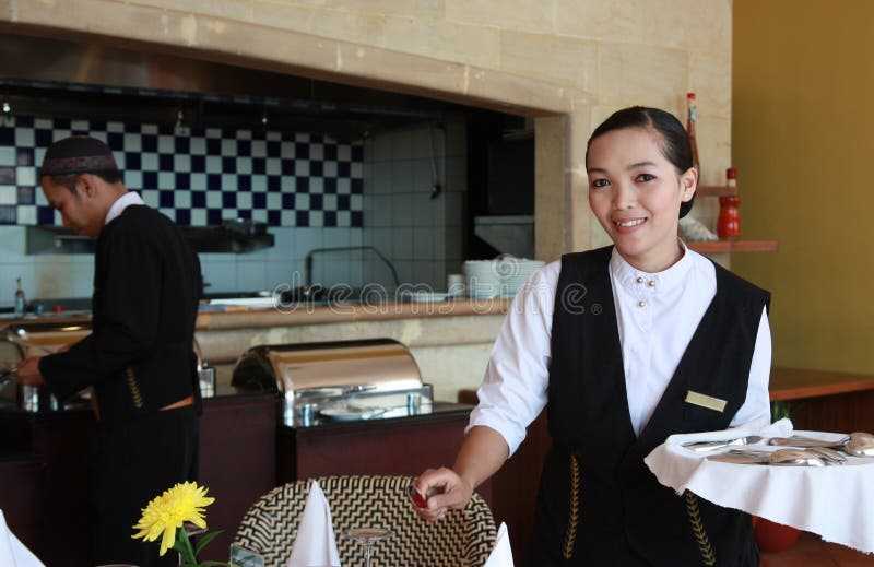 Kellnerin bei der Arbeit stockfoto. Bild von publikation - 5310314