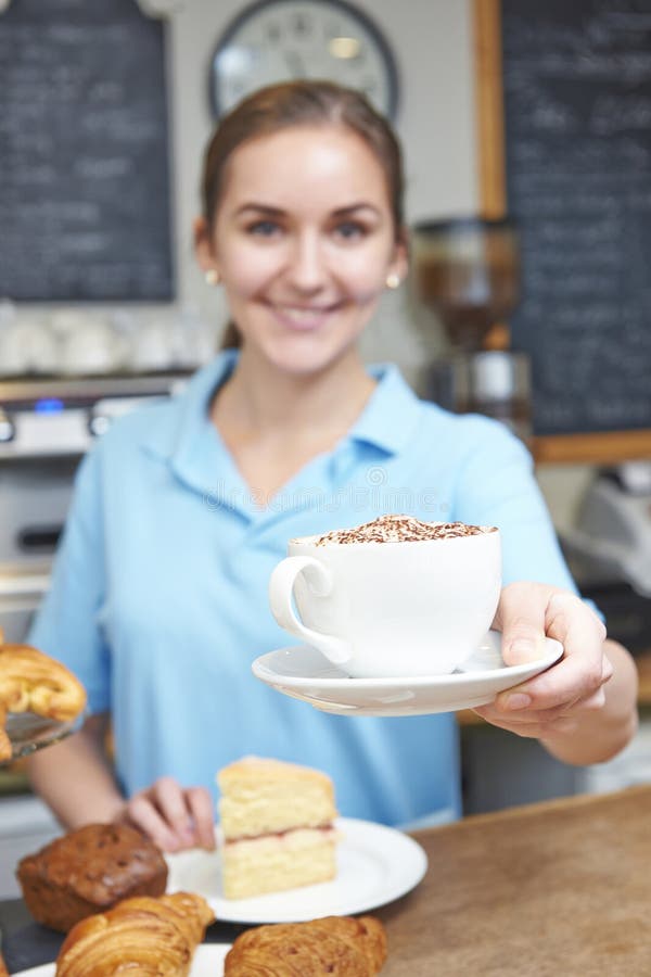 Kellnerin-in Cafe Serving-Kunde Mit Kaffee Stockfoto - Bild von stolz ...