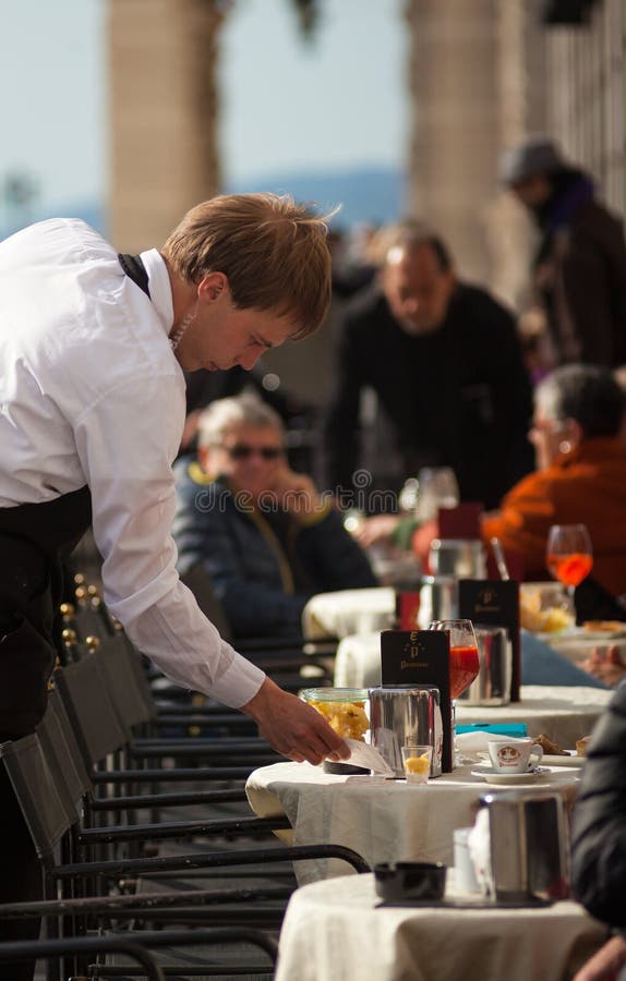 Kellnerin, Die Den Empfang Gibt Redaktionelles Bild - Bild von uniform ...