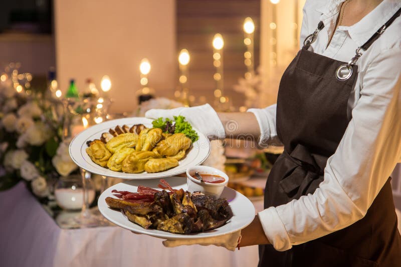 Kellnerin Zwei Bei Der Arbeit Stockfoto - Bild von standort, schön: 5376882
