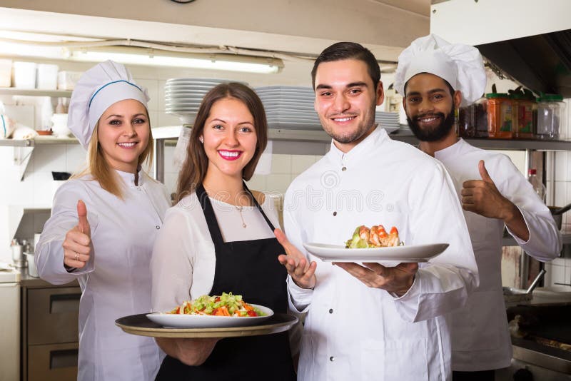 Kellnerin Und Kochen Team Im Restaurant Stockbild - Bild von afro ...