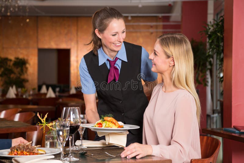 Kellnerin, Welche Dem Gast Im Restaurant Die Mahlzeit Dient Stockbild ...