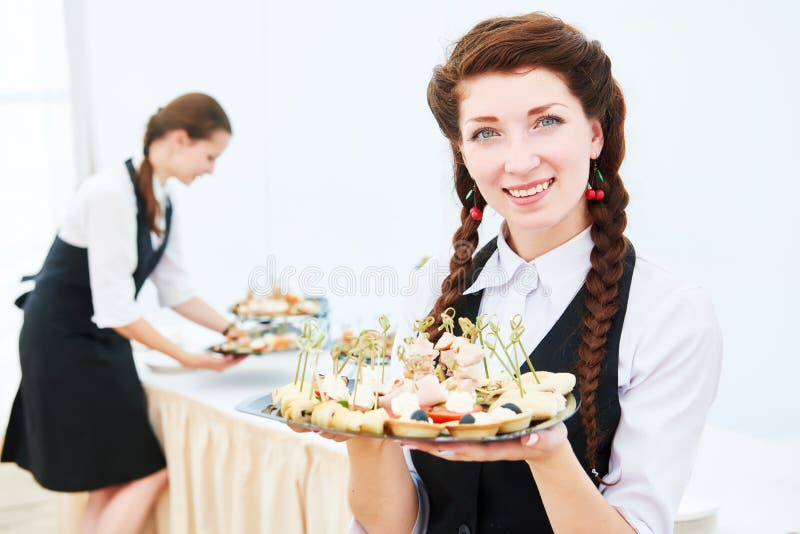Kellnerin am Catering Im Restaurant Stockbild - Bild von frau ...