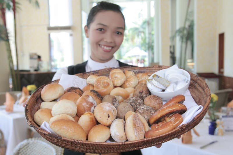 Kelner En Broden Bij Restaurant Stock Foto - Image of vrouw, bakkerij ...