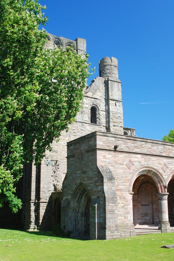 Kelso Abbey and War Memorial, Kelso, Scotland Stock Photo - Image of ...