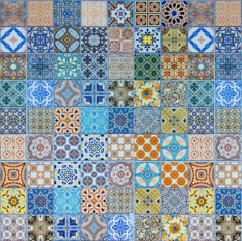 Detail Der Traditionellen Fliesen Von Der Fassade Des Alten Hauses ...