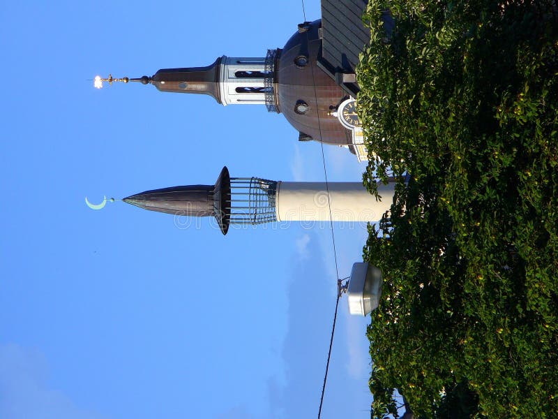 Kerk-en-moskee stock foto. Image of samen, moslim, stedelijk - 1055074