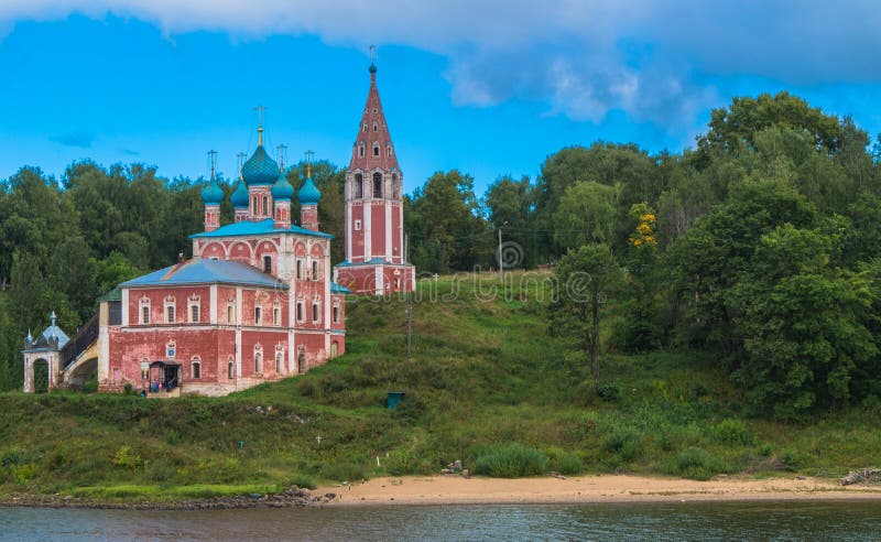 Kerk langs de Volga Rivier stock afbeelding. Image of kust - 60604585