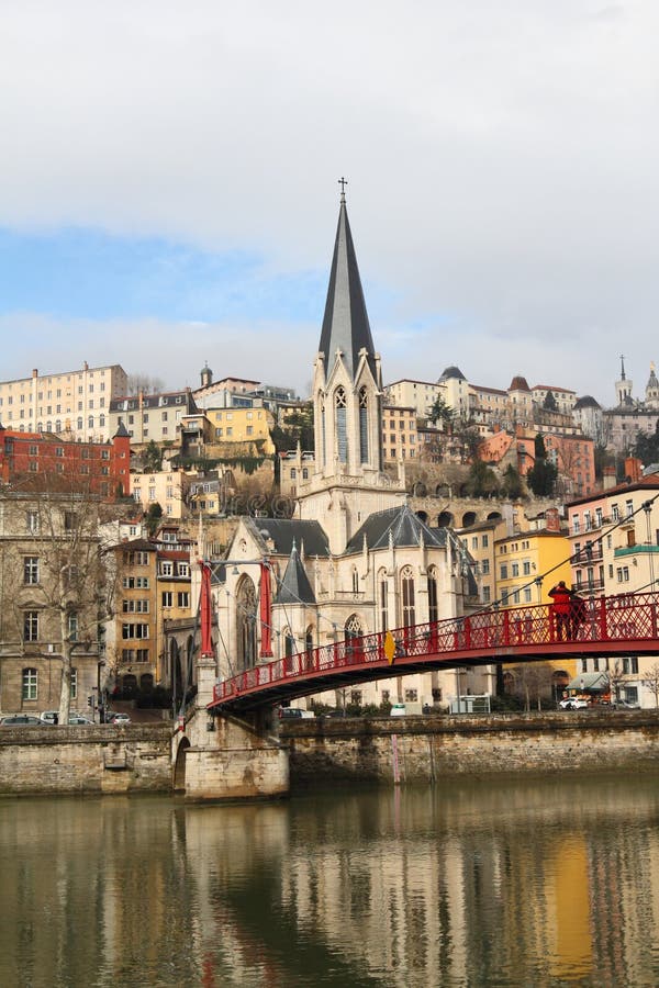 Kerk Van Lyon En De Rode Brug Stock Foto - Image of toerisme, brug ...