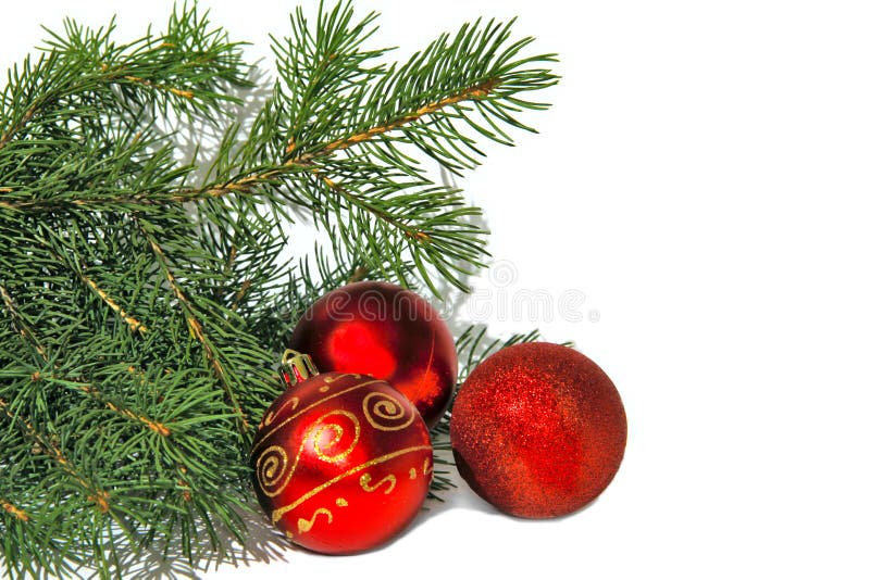 Kerstboom en rode ballen stock afbeelding. Image of blad - 22083959