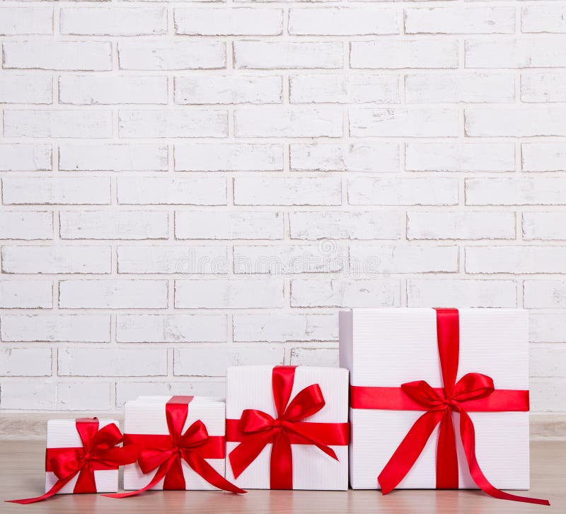 Kerstmisachtergrond - Giftdozen Over Bakstenen Muur Stock Afbeelding ...