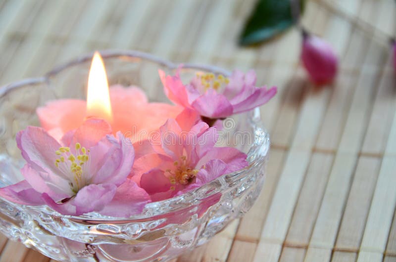 Rosa Blumen Und Edelstein Mit Kerze Stockfoto - Bild von meditation ...