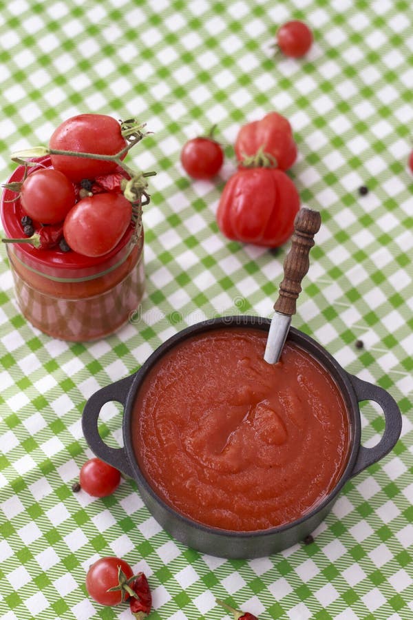 Sauce Rouge Ou Ketchup Dans Un Bol Et Ingrédients Pour La Cuisson Image ...