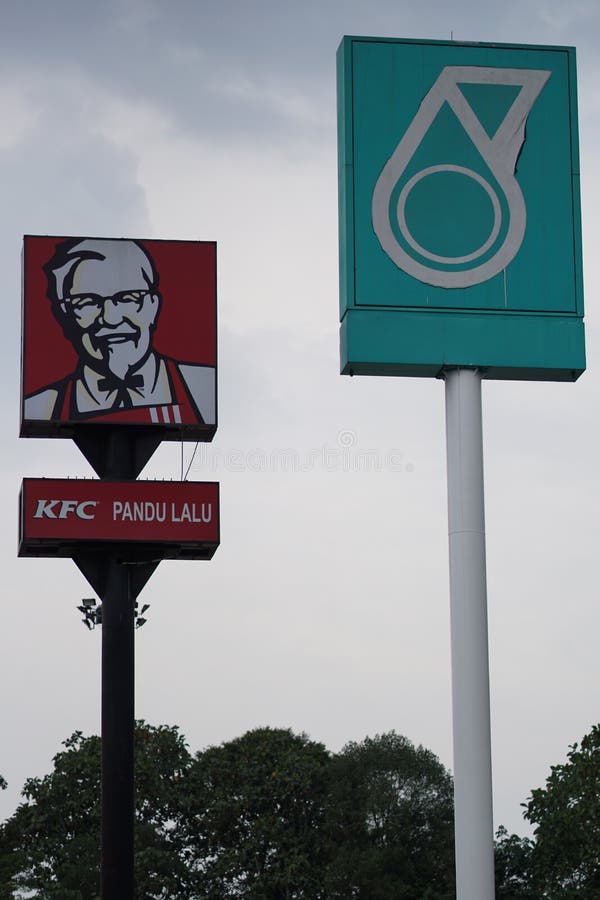 KFC y letrero de Petronas imagen editorial. Imagen de carretera - 124033540