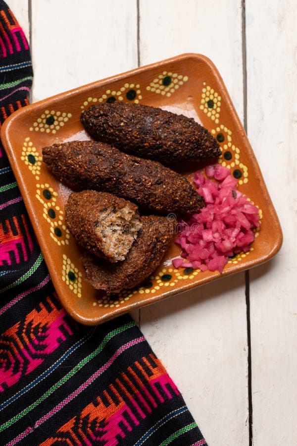 Kibi Mexicano Com Carne E Cebola Em Fundo Branco Imagem de Stock ...