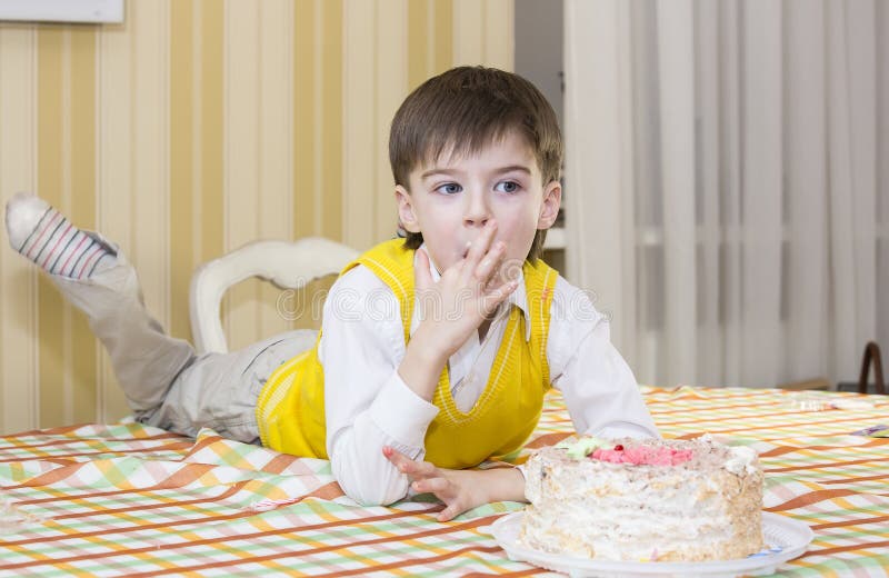 Kids eat cake stock image. Image of meadow, friends, food - 37089677