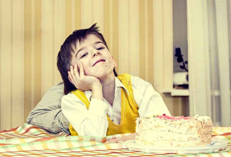 Kids eat cake stock image. Image of childhood, food, friends - 37490553