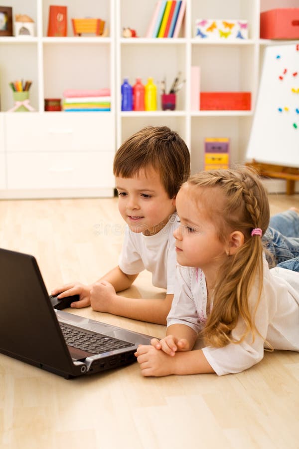 18+ Kids playing computer Free Stock Photos - StockFreeImages